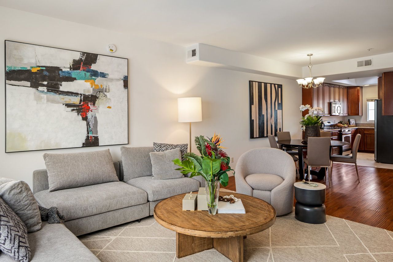 Los Angeles : 109 S St. Andrews Place #5